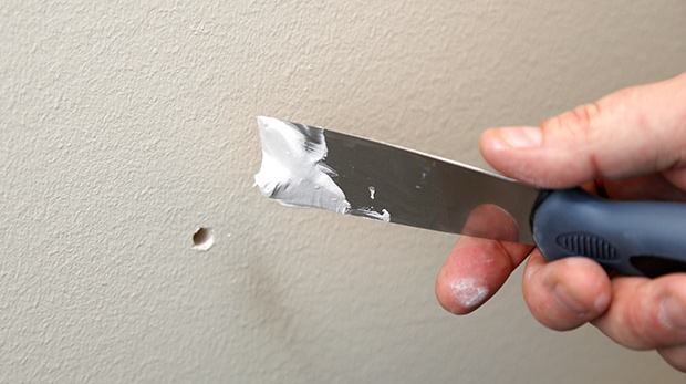 Spackla hål i väggen | Svenska Bostäder